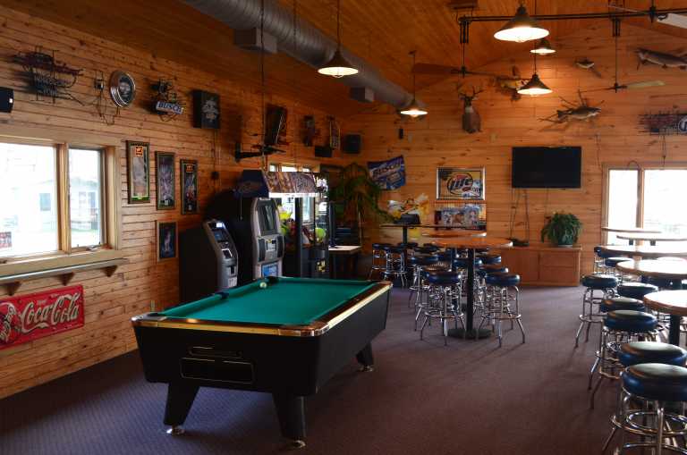 wheelers-point-resort-bar-and-pool-table - Lake of the Woods