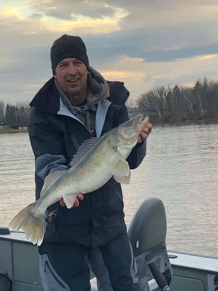 BIG FALL WALLEYES IN THE RAINY RIVER - WiLD 102 Radio
